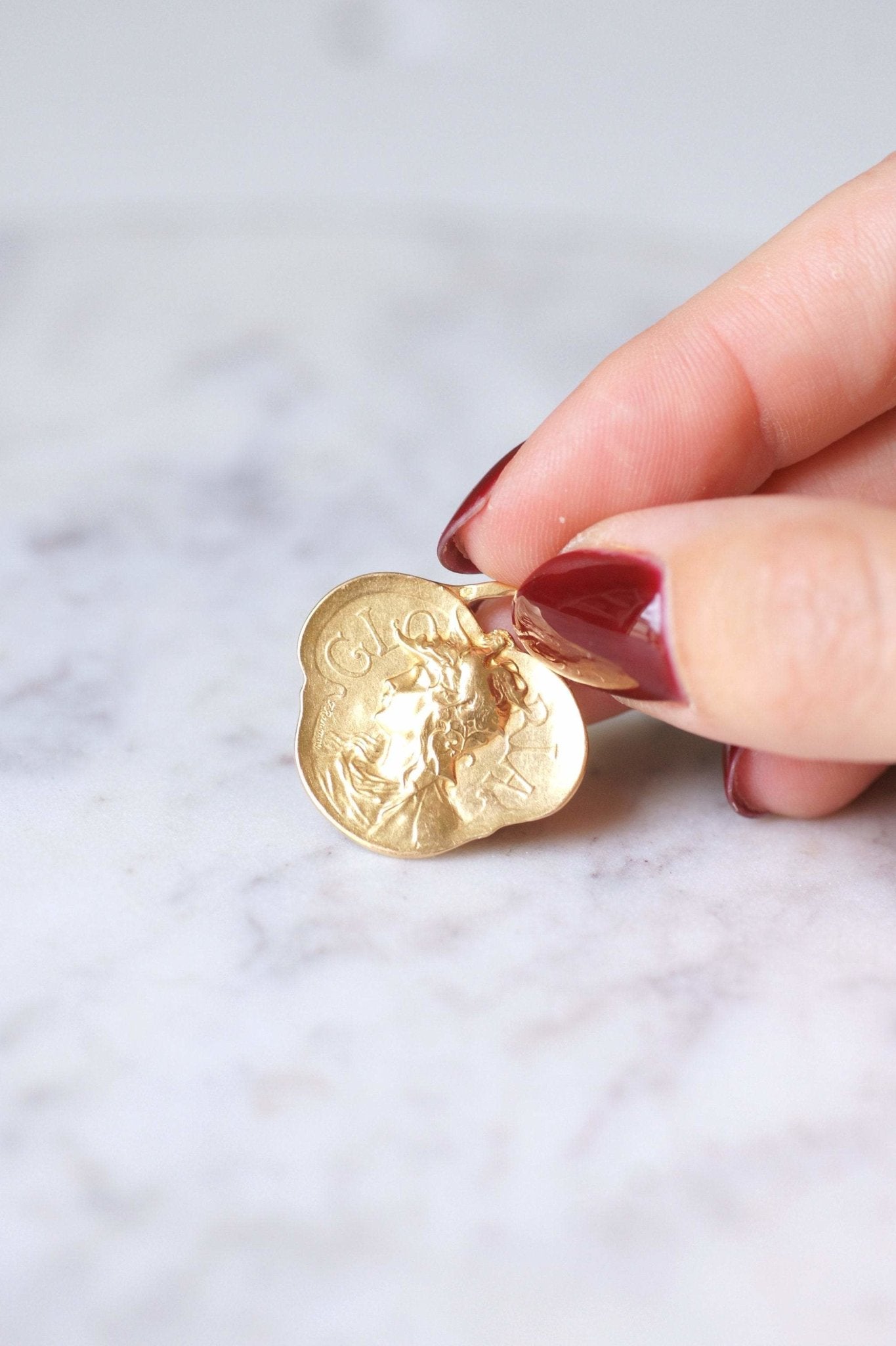 Art Nouveau Medal Gloria by F. Rasumny on gold | Galerie Pénélope