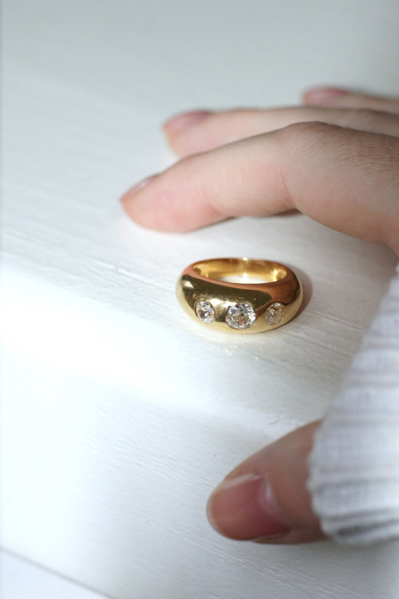 Bague jonc or jaune et trois diamants | Galerie Pénélope