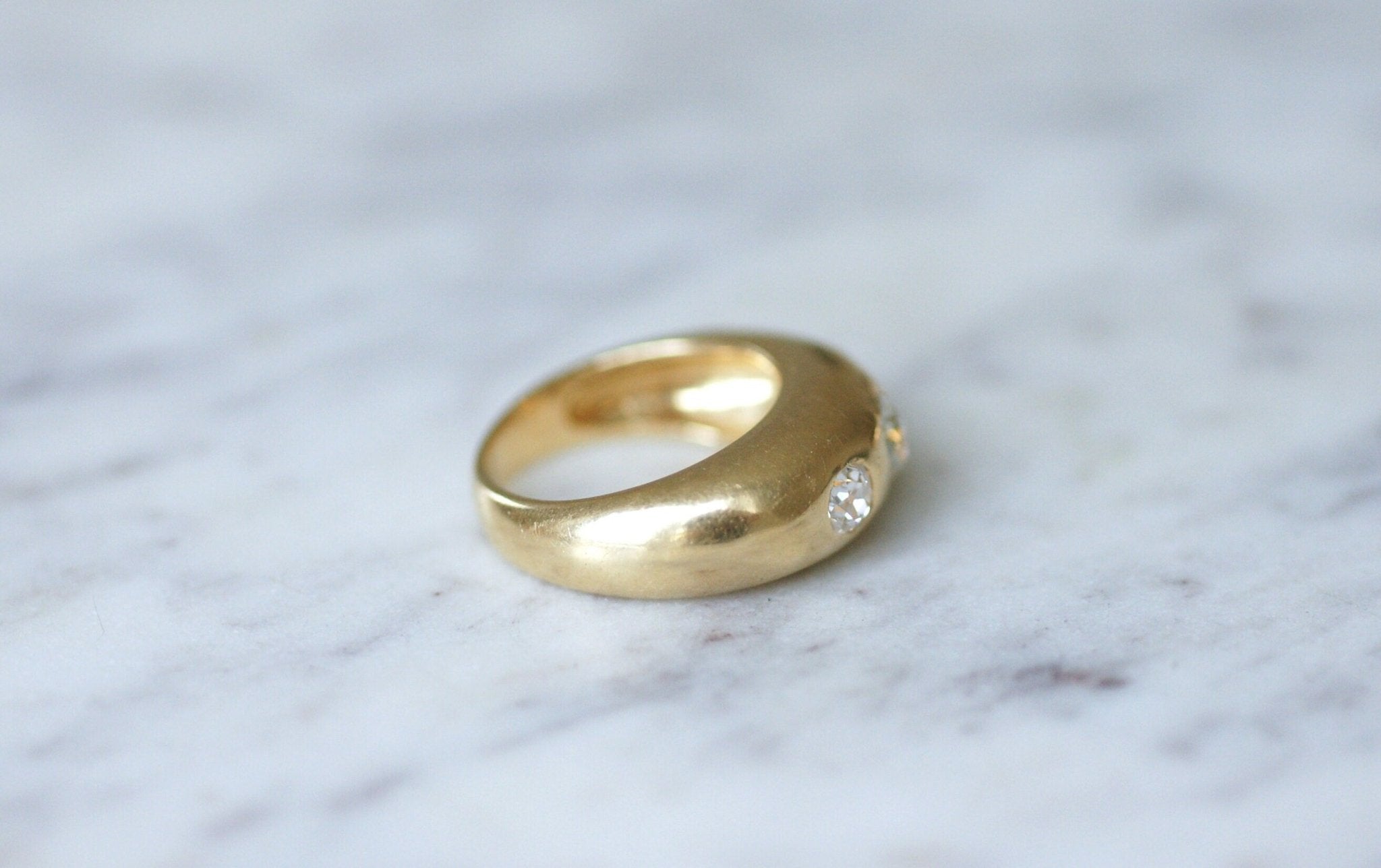 Bague jonc or jaune et trois diamants | Galerie Pénélope