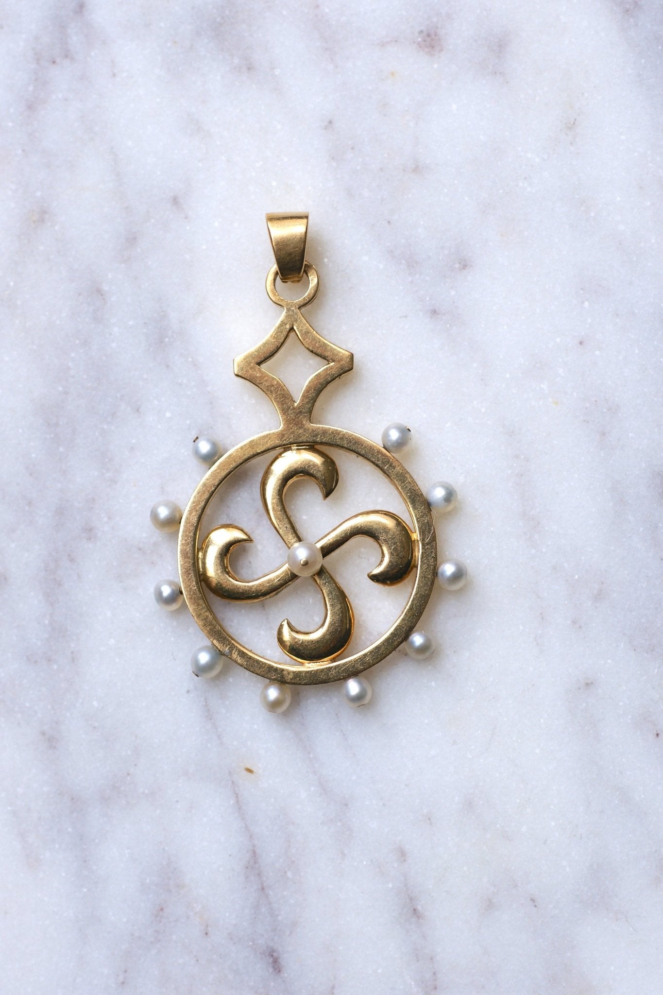 Croix Basque Lauburu vintage en or jaune 18Kt et perles | Galerie Pénélope