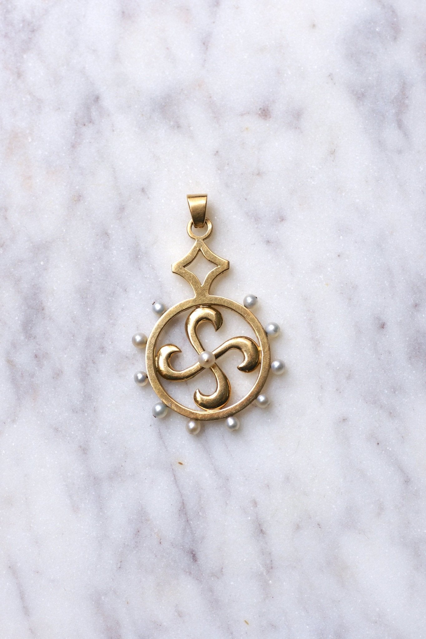 Croix Basque Lauburu vintage en or jaune 18Kt et perles | Galerie Pénélope